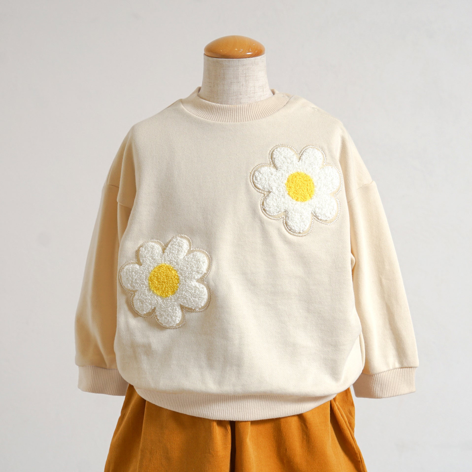 お花ワッペン裏毛トレーナー アイボリー 80・90・100・110cm – 10mois 公式オンラインショップ